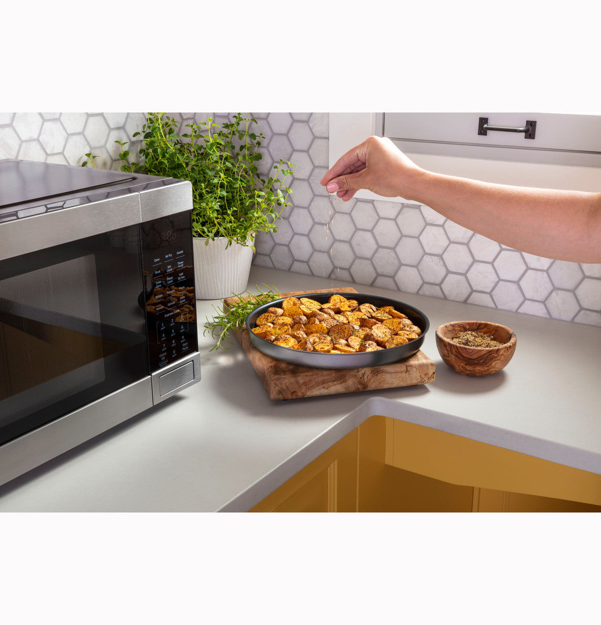 GE® JES1109RRSS 1.0 Cu. Ft./28L Capacity Countertop Convection Microwa ...